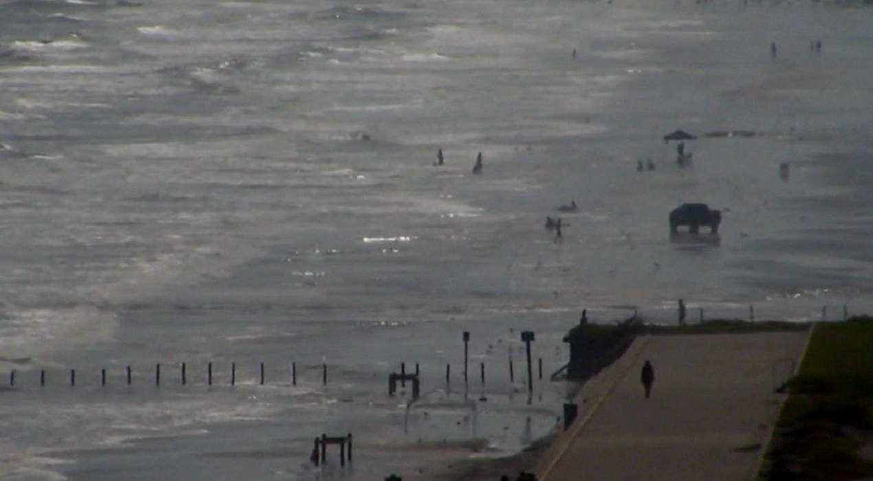 Water reaches the dunes, send beach-goers to higher ground | kiiitv.com