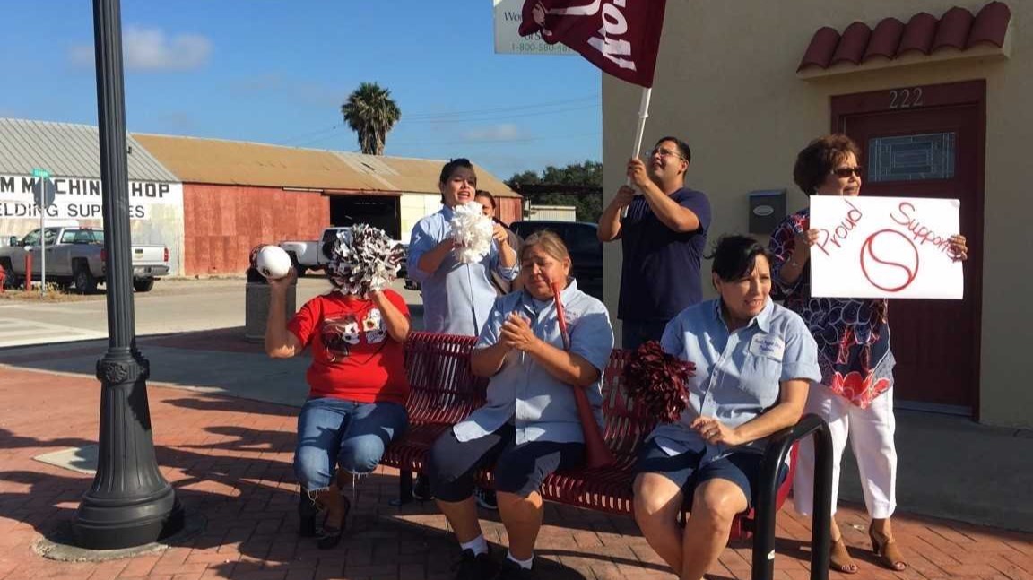 Fans gather to send off Sinton Pirates baseball team to state ...
